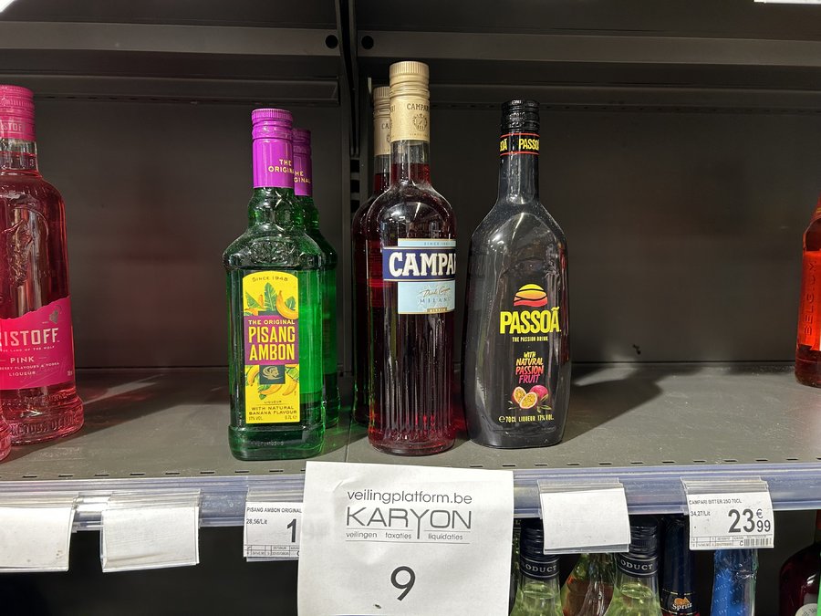 2 flessen Pisang Ambon, 2 flessen Campari, 1 fles Passoa • Karyon